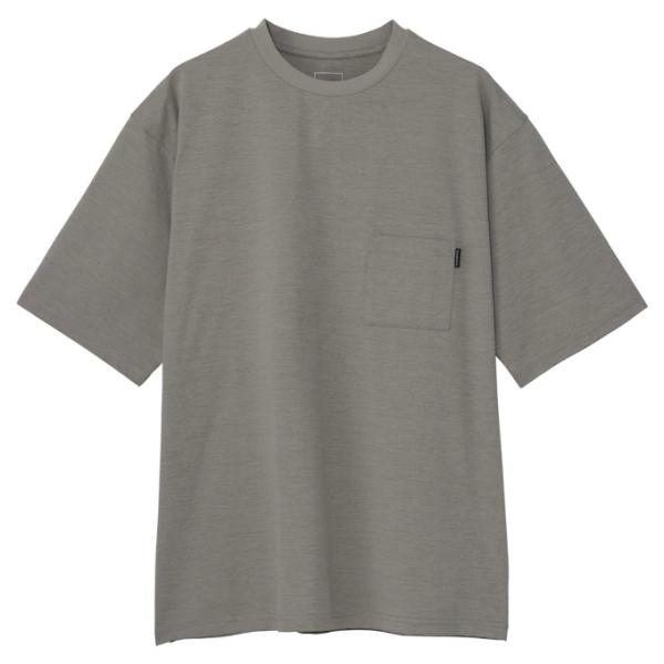 天然繊維のような柔らかさとともに、汗処理機能と肌離れのよさを備えた、現代の酷暑に対応する半袖Tシャツ■カラー：ST(ストーンスラブ)■サイズ：S、M、L、XL、XXL■表素材：Recycled Airy Poly Cloth（ポリエステル5...