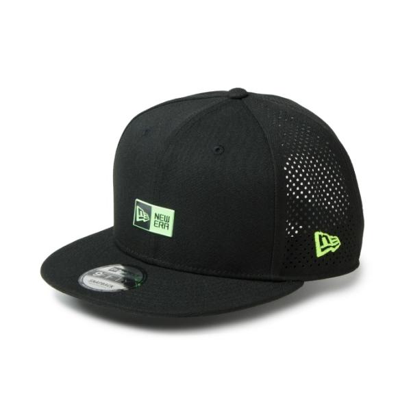 フロントに配したネオンカラーのミニボックスロゴが、視認性と洗練されたアクセントを演出。通気性を高めるレーザーパーフォレーション加工により、長時間のラウンドでも蒸れにくく快適。機能性とデザイン性を兼ね備えた、アクティブなゴルファーのための一品...