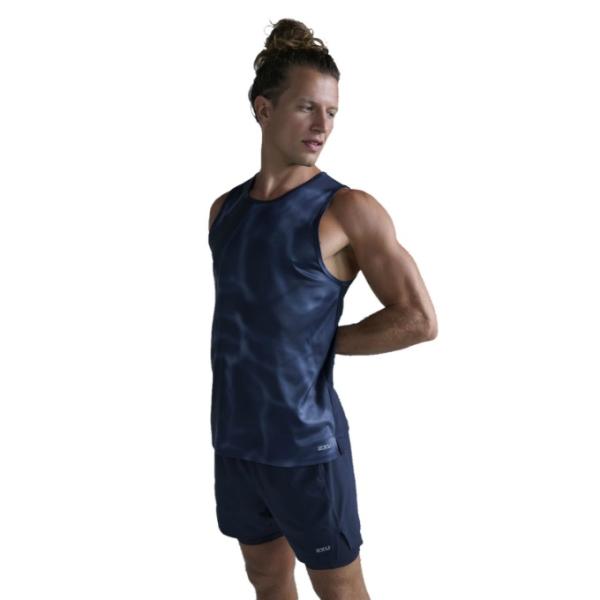 X-VENTファブリック技術を使用したエアロメッシュTANKは、ダブルニット構造の汗を吸収するボディと軽量の通気性のあるメッシュバックを組み合わせる事で快適にパフォーマンスを発揮できるようフレッシュで涼しく保ちます。反射性ロゴとトリムは暗い...