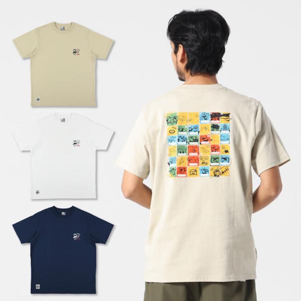 ブービーバードがキャンプ地を目指して、すごろく形式でいろんなハプニングに遭遇！キャンプ初心者のあるあるネタを交えながら、着る人も見る人も楽しめる遊び心満点Tシャツ。視認性アップのために、マスの役割によって色分けされています。（赤=もどる　青...