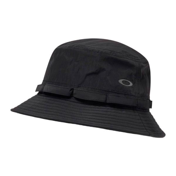 撥水性・耐久性に優れ、深みのある独特な光沢感を放つハイブリッド機能素材を採用したバケットハット。テープ使いがデザインのアクセントとなり、機能性とファッション性を兼ね備えた一品です。スピンドル仕様でサイズ調整もスムーズに行え、さりげなく施され...