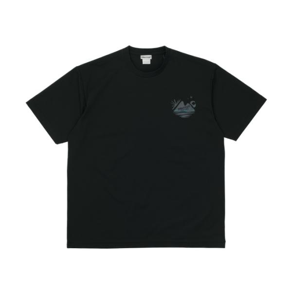 DTY加工糸とポリエステル糸を混紡させたMarmotのオリジナルファブリックを採用。滑らかな肌触りと吸水速乾性を備え、山からタウンユースまで幅広く使えるニューベーシック素材。左胸と背面に落ち着いたカラーリングのプリントを配置。■カラー：BL...