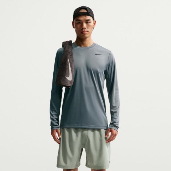 この軽量なロングスリーブ パフォーマンス Tシャツは、滑らかで通気性に優れた素材を使用。Dri-FITテクノロジーを搭載し、汗をしっかりとコントロールします。■カラー：084(スモークグレー/（ブラック）)■サイズ：S、M、L、XL、2XL...