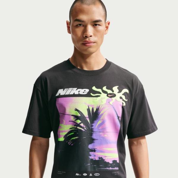 クラシックかつカジュアルなこのTシャツは、胴回りにゆとりのあるリラックスしたフィット感が特徴です。中厚手のコットン素材が柔らかく、かつ程よくしっかりとした構造を提供し、日常使いに適した耐久性と快適な着心地を両立しています。■カラー：045(...