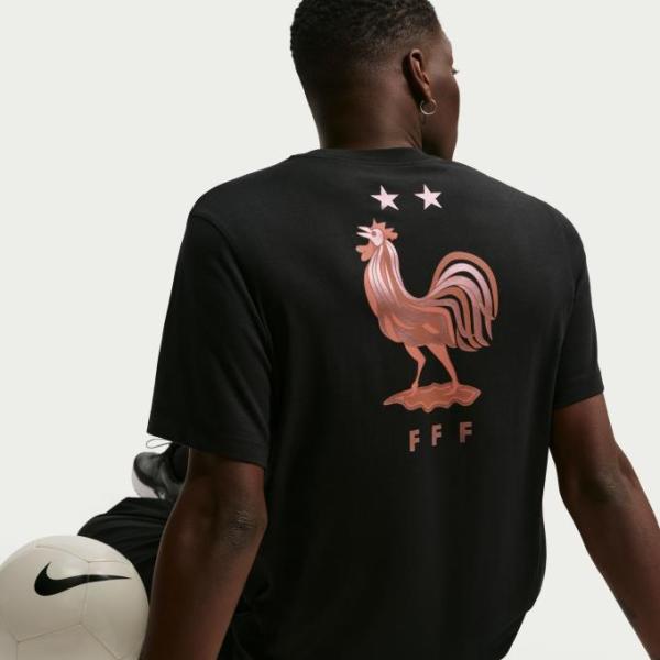柔らかいコットン素材を使用したこのフランス代表Tシャツで、チームへの愛を表現しましょう。■カラー：010(BK/ブラック)■サイズ：S、M、L、XL■着用感：スタンダードフィット/定番の快適な着用感■素材：本体/綿 100%■原産国：パキス...