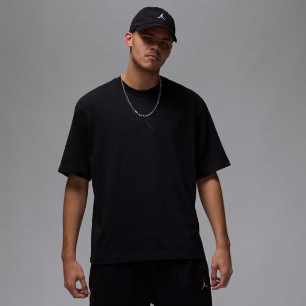 しっかりとした質感のTシャツ。厚手のコットン素材、ゆったりとしたフィット感、控えめなロゴで、普段着に最適なマストアイテムに仕上げました。■カラー：BLACK/BK(010/ブラック/（ブラック）)■サイズ：S（US-XS）、M（US-S）、...