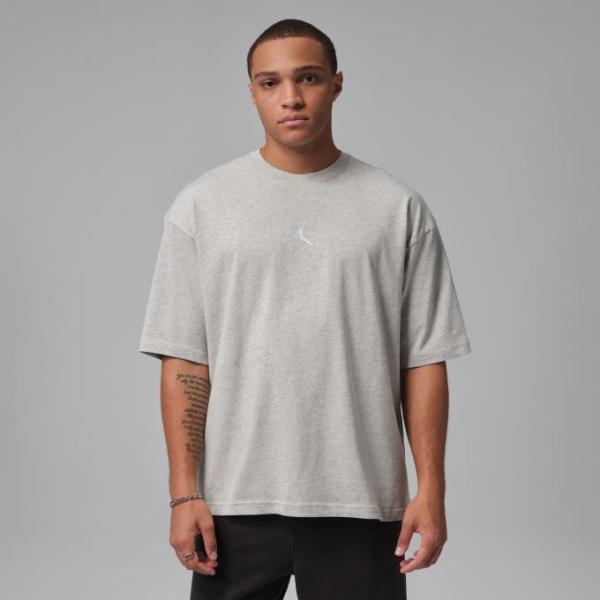 しっかりとした質感のTシャツ。厚手のコットン素材、ゆったりとしたフィット感、控えめなロゴで、普段着に最適なマストアイテムに仕上げました。■カラー：GY HEATHER(050/グレーヘザー/（ホワイト）)■サイズ：M（US-S）、L（US-...