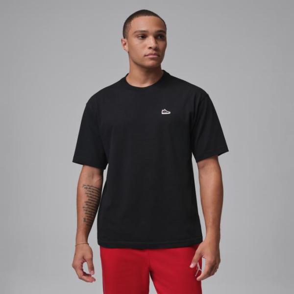 いつでも頼れるあのスニーカーを、Tシャツに。エア ジョーダン 4のパッチが印象的な、着心地抜群のコットンTシャツです。あのクラシックなシルエットを、毎日の定番アイテムでも楽しみましょう。■カラー：BLACK(010/ブラック)■サイズ：M（...