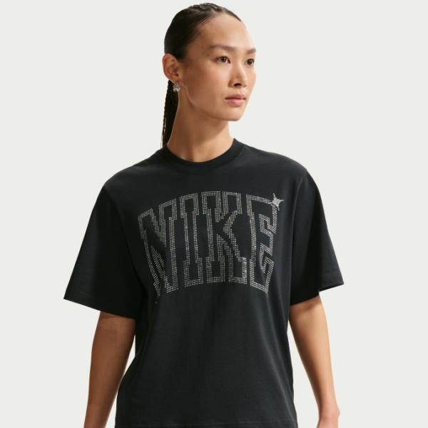 ■カラー：010(ブラック)■サイズ：S、M、L、XL■着用感：ルーズフィット/ゆったりとリラックスした着心地■素材：本体/綿 100%■原産国：中国■特長：・ 輝くグラフィック/ラインストーンをあしらったNikeロゴが、シンプルなスタイル...
