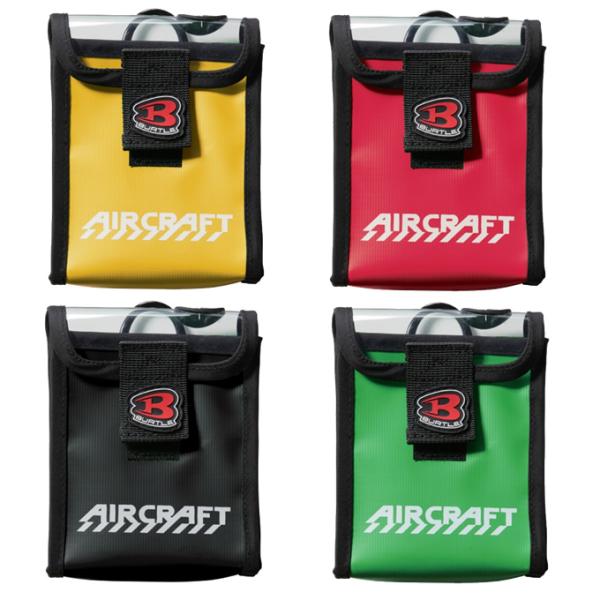 天面透明パネル、縦横取り付けループなど機能面の充実した防水素材のデバイスバッグ■カラー：イエロー、グリーン、ブラック、レッド■外寸：約H120mm×W100mm×D45mm※製品によって仕上りサイズに多少の誤差がありますのでご了承下さいませ...