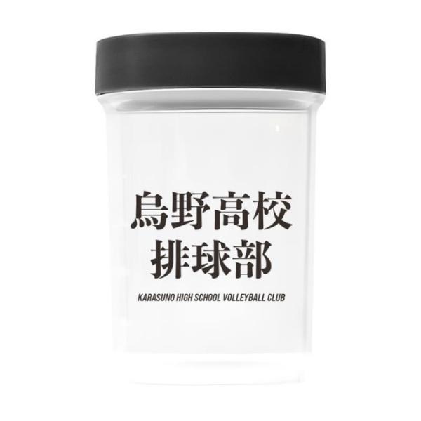 烏野高校のロゴをあしらった、ハイキュー!!コラボ限定シェイカー。ダンベル風のキャップデザインで、持つだけでトレーニング気分が高まる仕様。振る・持つ・使うすべてが“部活感覚”で楽しめる設計。プロテインタイムを、テンションの上がる時間に変えるア...