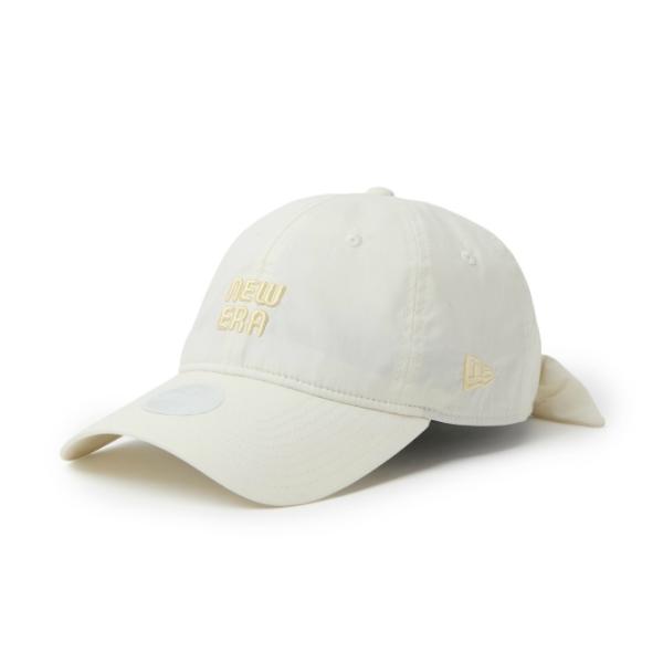 リアストラップにリボンを用いたコレクション。リボンはスタイリングに合わせて取り外し可能。通常よりも10mm長いロングバイザー仕様で日光の遮蔽にも効果的。スウェットバンドには、抗菌効果のあるMICROERAを使用。■カラー：アイボリー■サイズ...
