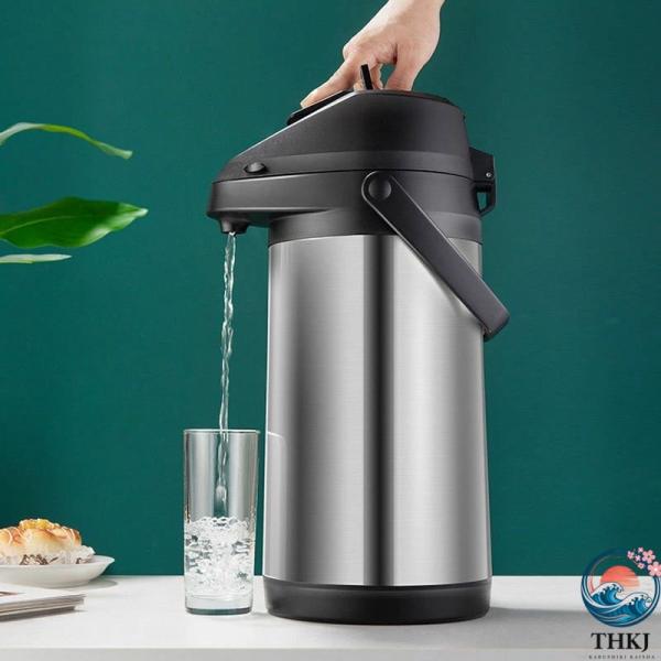 仕様：  商品名：ステンレス保温ポット  容量：1.6/1.9/3/4(L)  ★【安全性を高めるマルチデザイン】ボタンを押すとお湯が押し出されるので、不安定な吹きこぼれでやけどをする心配がありません。 また、お子様が誤って開けてしまわない...