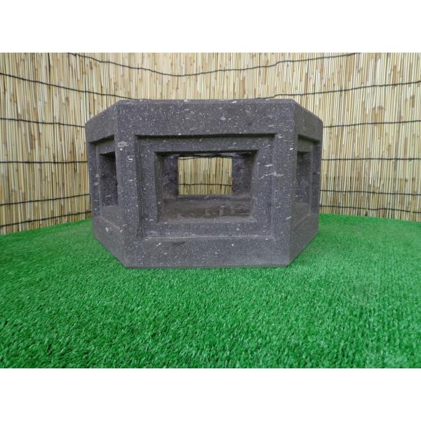 福岡県産の八女石です。六角形の火袋です。寸法は前幅約38.5×奥行約33×高さ約19cm重量は約13.5kgです。この商品はノークレームノーリターンでお願いします