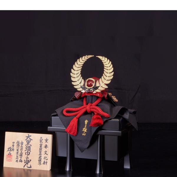 サイズ：横幅30×奥行24×高さ45cm(作札含まず)鈴甲子雄山作。久能山東照宮所蔵、徳川家康公、歯朶の葉前立の兜飾りです。真鍮製24金メッキ歯朶前立て、本皮のしころに素掛け威し。本格的な造りの10号サイズの兜です。兜単品での販売です。※当...