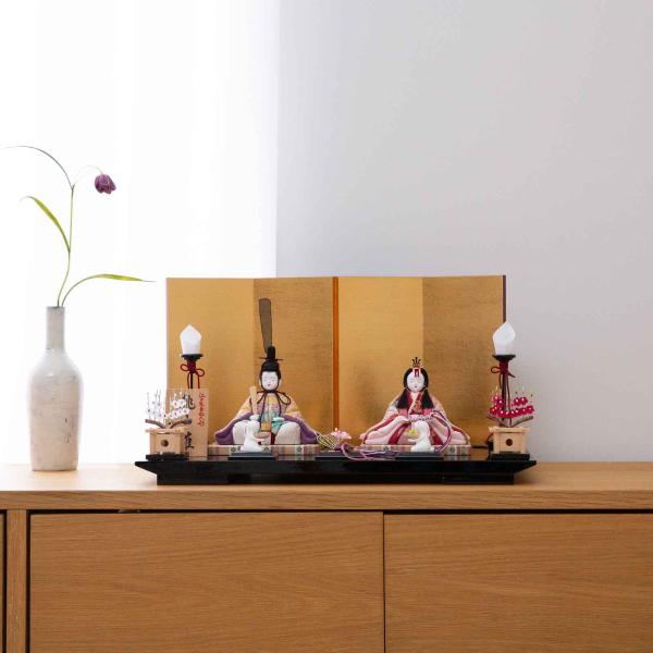 サイズ：横幅45×奥行27×高さ25cm木村一秀作。可愛らしい幼顔と柔らかい衣装の色合いが人気の桃山雛2人飾りです。殿のお衣装は花丸柄段織の交織、背中の裾には七宝文様が織り込まれています。姫はきりばめ状に織った金糸の中に古典的な小花を配した...