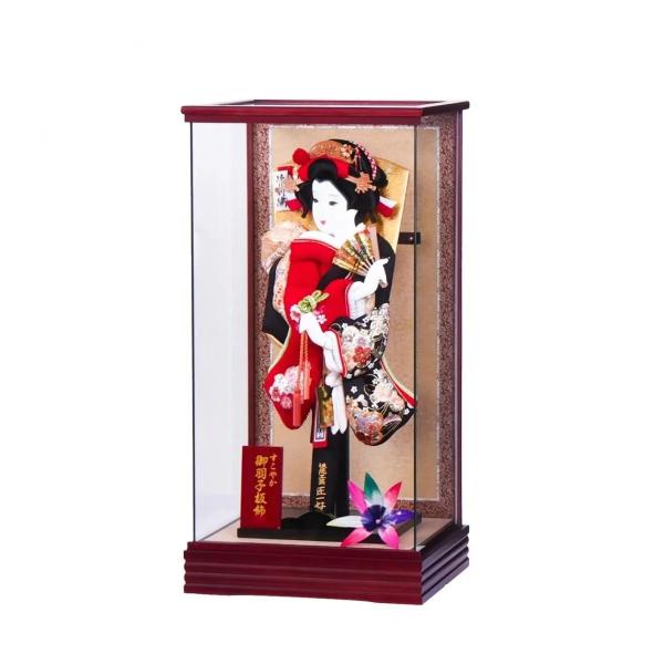 横幅30.5×奥行27×高さ61cm匠一好作。お衣装右は二度染めしてまだらを無くした鹿の子絞りに桜の刺繍が施されています。左は立体的に描かれた金彩の上に桜の刺繍を施し、金糸で縁取りを取っています。手彫りのかんざしなど髪飾りも凝った造りです。...