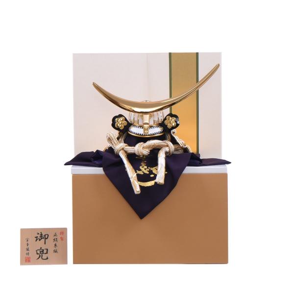 サイズ：横幅29×奥行18×高さ39cm三日月前立の輝きの美しい伊達政宗公 兜飾りです。台の中に兜が収納可能な収納台セットです。兜サイズは小さくしすぎずに、収納台をコンパクトにしています。横幅29cmと場所を選ばずにお飾り頂けます。華やかな...