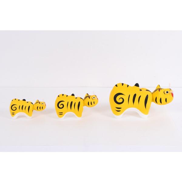 小[15cm] 中[18.5cm] 大[26cm]新年度（令和4年）の干支でもある張子の寅です。虎は古くより勇猛果敢な動物として知られ、また親子の愛情が深いことから、勇ましさや親子愛の象徴です。江戸時代末期には、男児の初節句に、虎のように健...