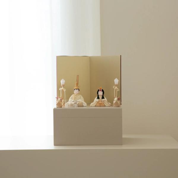 横幅27.5cm×奥行24.5cm×高さ36cm木村一秀作、最も小さな桃山雛(小サイズ)です。優しく目を閉じた幼顔に、モダンな色合いのお衣装を着用しています。下台の中にお人形やお道具類が収納可能な収納台セットです。収納時の台サイズは横幅27...