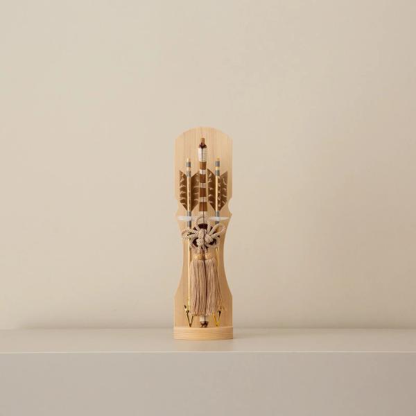 横幅10×奥行6.5×高さ36cmお飾り場所を選ばないコンパクトナチュラルな破魔弓飾りです。台座には木肌の美しい桧(ひのき)材を使用しています。弓は木製、矢羽には、キジ尾羽を使用しています。日本の国鳥でもある雉は、万葉集の時代から「家族愛」...