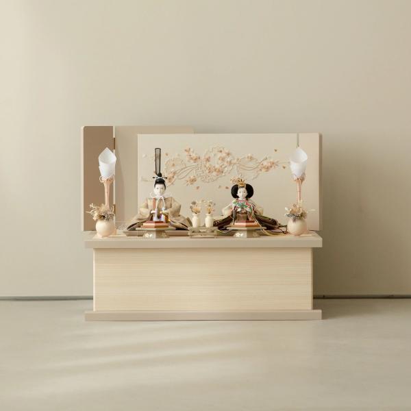 サイズ：横幅55×奥行35×高さ46cmモダンな色合いのおしゃれな収納台セット雛人形です。お人形の着付は清水久遊作。ボリュームを押さえた柔らかく自然で優美な造形です。柔らかくしわのない自然な着せ付は清水久遊ならではの逸品です。お衣装は正絹、...