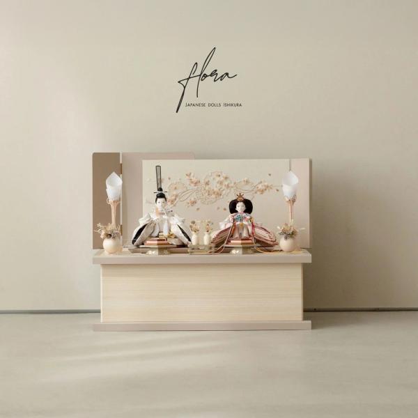 サイズ　｜　横幅55×奥行35×高さ46cmモダンナチュラルなflora(フローラ)シリーズの収納台飾りの雛人形です。お人形は迫力のある三五サイズの本格的なお人形、柔らかく自然な着せつけです。お衣装は、宝尽くし文の金欄織。宝尽くし文は、打出...