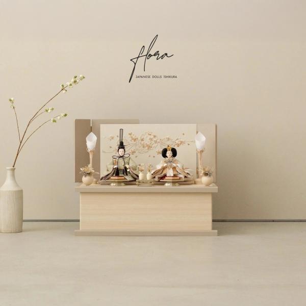 サイズ　｜　横幅55×奥行35×高さ46cmモダンナチュラルな収納台二人飾りです。姫座高15cm、小三五サイズのやや小型のお人形です。着せつけは小倉草園。自然で安定感のある造形です。お衣装は唐花文様の織り込まれた西陣織正絹緞子です。生地裏に...