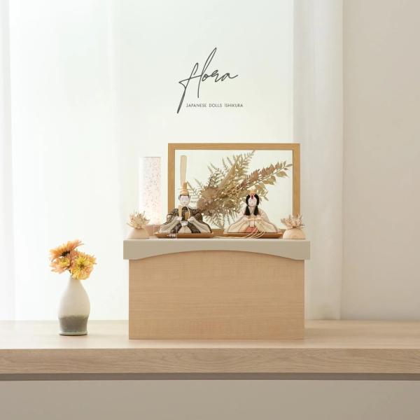 横幅40cm×奥行26cm×高さ42cm木村一秀作。造花衝立の収納台セットです。お人形は木村一秀作。お衣装の重ね・腕から袂への着物の流れが表現された木目込人形です。静かに目を閉じたお顔、光沢の美しい正絹錦のお衣装です。木製枠のガラス額に造花...