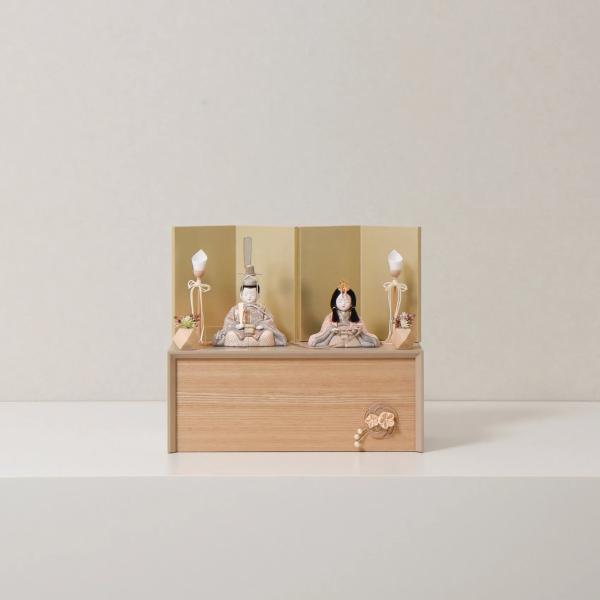 横幅30cm×奥行15cm×高さ26cm奥行15cmと非常にコンパクトな収納台きめこみ人形です。木村一秀作。姫座高9cmの最も小さな桃山雛です。優しく目を閉じた幼顔と現代的な色合いのお人形です。殿はグレー、姫はピンクの唐草文が織り込まれた金...