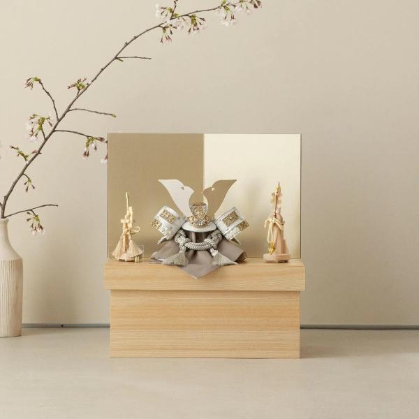 横幅40×奥行26×高さ45cm台の中に兜や屏風類が収納可能な収納台セットの兜飾りです。白小札・グレー威の兜です。威は正絹糸を使用、正絹ならではの質感の威糸です。金物類は鉄製、お洒落なシャンパンゴールドの鋳造金物を使用しています。鉢は、三角...