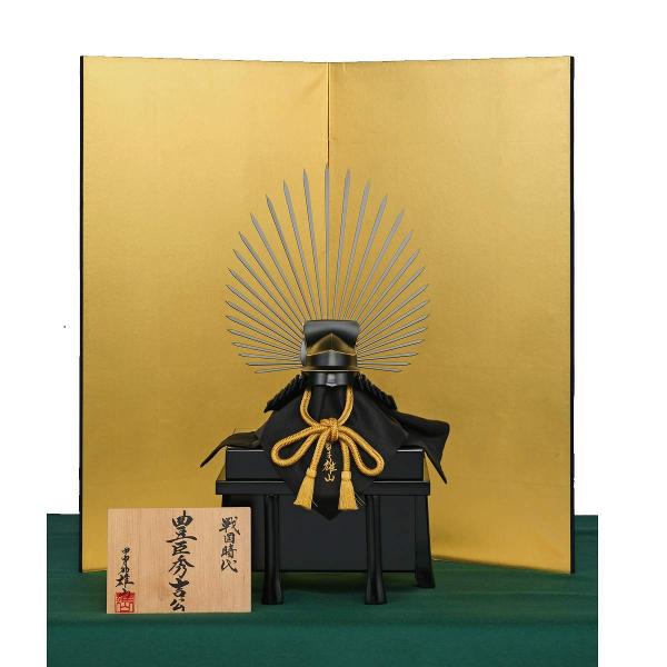 サイズ：横幅65×奥行55×高さ71cm鈴甲子雄山作。大阪城天守閣所蔵、馬藺後立付兜（ばりんうしろだてつきかぶと）馬藺の後立を後光のごとく用いた豊臣秀吉公の兜飾りです。鉢は一の谷形で、馬藺（菖蒲の一種）の葉をかたどった薄板を後立に挿してあり...