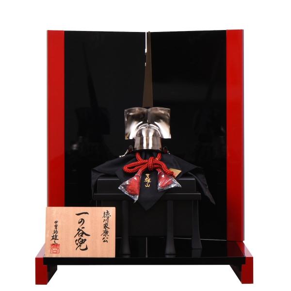 ■商品概要サイズ［横幅56×奥行45×高さ70cm］鈴甲子雄山作。東京国立博物館所蔵模写 一之谷形（いちのたになり）の兜。徳川家康公が一の谷の合戦で戦勝を祈願して使用されたとされる甲冑です。真っ直ぐに伸びた大釘の後立は、相手を打ち貫くことを...