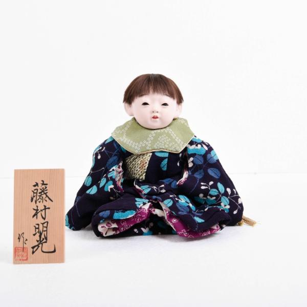 高さ約22cm（座り時）藤村明光作の座り市松人形です。お顔は桐塑胡粉仕上げの本練頭、お顔・手・足は可動式。衣装の着せ替えも可能です。人形の館石倉が収集してきたコレクションより販売です。制作より年月が経過致しており、色あせなどがある場合がござ...