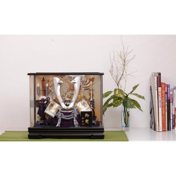 ■商品概要［横幅43×奥行30×高さ37.5cm］靖玉作、ケース背景に迫力の在る彫金鳳凰の描かれた兜飾りです。アクリル製、左右の枠が無くすっきりとした印象です。重さが無く取り扱いも簡単です。オルゴール(曲名:鯉のぼり)付きケースです。