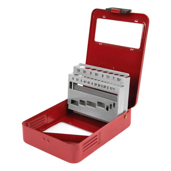 【商品名】　SK11 鉄工ドリル刃用 メタルケース 1.0~10.0mm 21サイズ用 SMC-21P 【商品説明】　・ケース:メタル・収納可能サイズ:1.0~10.0mm・特徴1:耐久性に優れたメタルケース・特徴2:ストレートドリルが21...