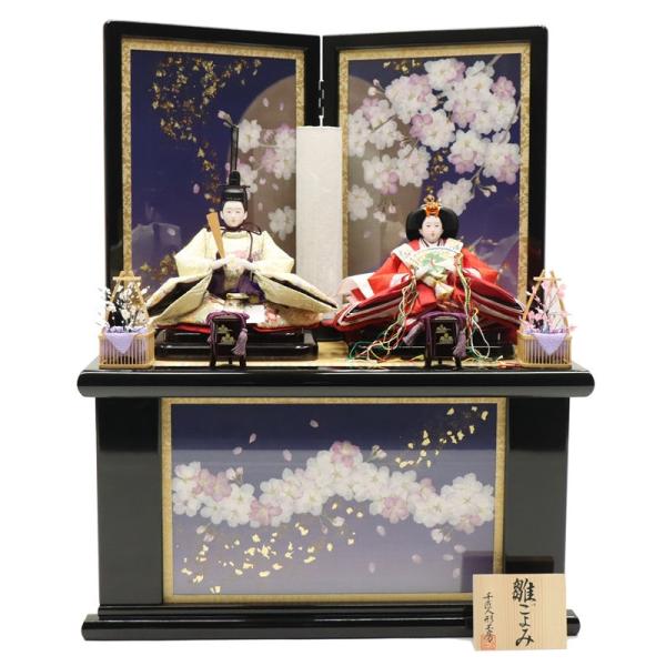 雛人形 収納飾り 雛ごよみ 千匠 小三五 親王 桜刺繍 押し花屏風月桜の調べ 2024-yg049 幅55cm 収納飾 2人 ひな人形 お雛様 桃の節句 節句 お祝い インテリア華やかで幻想的な桜押花の屏風に桜刺繍の愛らしいお雛様をセット、...