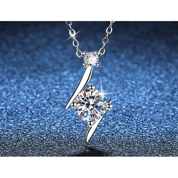 メインストーンはモアサナイトです。モアサナイトはダイヤモンドの2.5倍の輝きを放ちます。ジルコンとモアサナイトがコラボしとても美しく輝きます。普段使いでも大切な人へのプレゼントにも最適なアクセサリーです。==================...