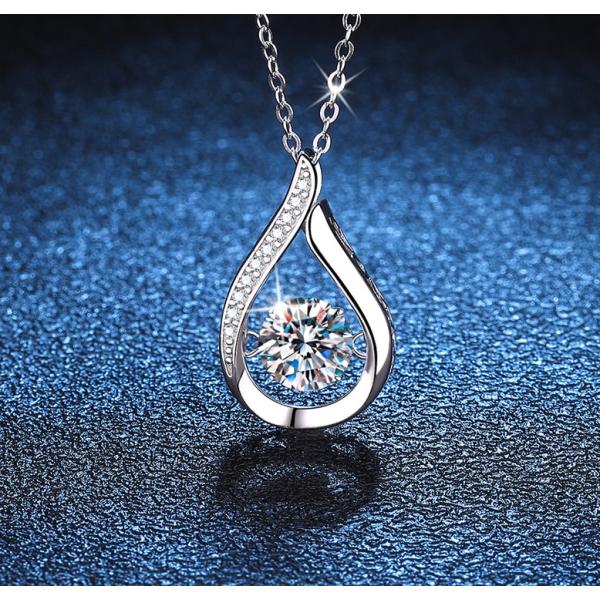 メインストーンはモアサナイトです。揺れると輝きを増し、美しさを際立てます。モアサナイトはダイヤモンドの2.5倍の輝きを放ちます。CZ(キュービックジルコニア)とも比較できない程の美しさを表現するモアサナイトは、普段使いでも大切な人へのプレゼ...