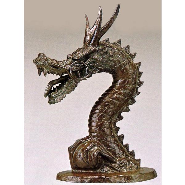 【発売日：2015年07月27日】高岡銅器の庭置物／龍蛇口庭置物／風趣に富んだ景色を描く高岡銅器の庭置物。ブロンズ特有の風合いが時を重ねるごとに趣を深め、四季の庭園に静かに溶け込みます。材質／銅製 寸法／幅13×奥行23×高33cm高岡銅器...