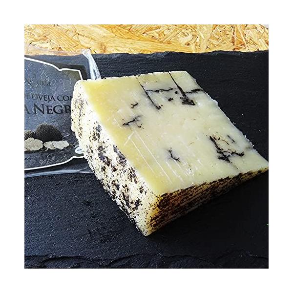 羊乳独特の甘みあるバターリーなチーズ トリュフが贅沢に香ります 羊のチーズｘ黒トリュフ　マンチェゴで知られるラマンチャ地方で作られる スペイン産羊乳チーズ トルーファ（トリュフ入り）Queso de Oveja con Trufa DOP認...