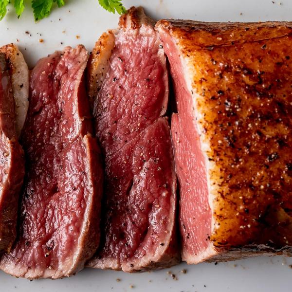 商品の説明 【マグレ・ド・カナールとは】ミュラー種の鴨からフォアグラを採取したあと食用にされる胸肉を指します。【ミュラー種の鴨】バルバリー種の雄と北京ダックの雌を掛け合わせた品種で、深いコクと、味わいが特徴です。【胸肉なので調理しやすい】赤...