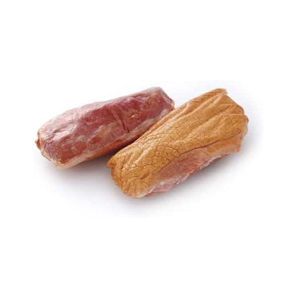 タイ産の鴨肉を特殊液に漬け込んで冷燻をかけました。