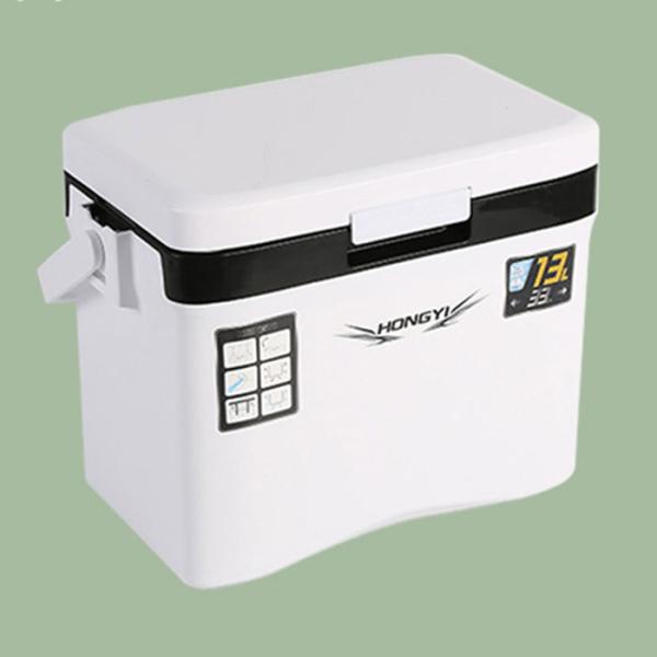 【発売日：2026年02月25日】●軽量・コンパクトなポータブルサイズ。●PPの断熱材採用、保温効果が向上です。●座れる頑丈マッスルボディ●ハンドル付きで持ち運び楽々●持ち運びしやすいショルダーベルト付き●取り出し簡単な両開き蓋●小蓋(天窓...