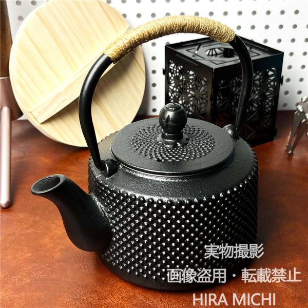 ★商品の状態★使用状況・新品未使用数ある商品の中からご覧いただき、誠にありがとうございます。和の雰囲気を楽しめる南部鉄器風 鉄瓶（急須タイプ） の出品です。伝統的な鉄器デザインと美しいドット模様が特徴で、お茶の時間をより上品で落ち着いたひと...
