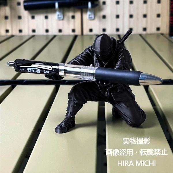 商品説明デスクに“遊び心”と“機能性”をプラス。ユニークなフィギュアデザインで、ペンをスタイリッシュに収納できるアイテムです。インテリアとしても映えるため、自宅・オフィス問わず活躍します。■ 特徴・ペンをしっかり固定できるホルダー構造・存在...
