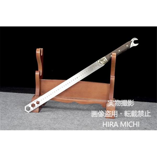 ★商品の状態★使用状況・新品未使用無骨さと実用性を兼ね備えた、多機能アウトドアツール（60cmロングモデル）。シンプルな見た目ながら、一本で「測る・こじる・整える」など多用途に活躍。キャンプ・DIY・車載用としても頼れる一本です。■特徴◆ ...
