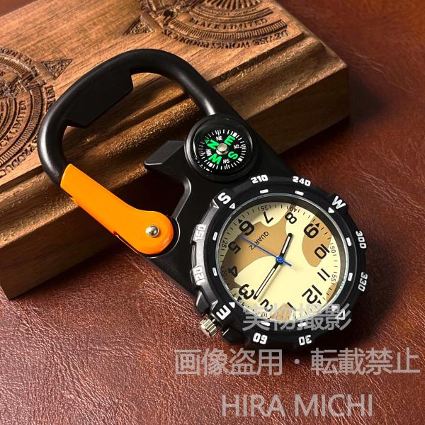 ★商品の状態★使用状況・新品未使用アウトドアの必需品！方位磁石・栓抜き付き 多機能カラビナウォッチカラビナ・クォーツ時計・方位磁石・栓抜きが一体になった、アウトドアに特化した多機能ウォッチです。ミリタリー調の迷彩文字盤がクールなデザインで、...