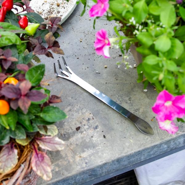 バラ・観葉植物・クリスマスローズ・洋ランなど、細やかな作業にも使いやすいコンパクトな便利グッズです。根と根の狭い隙間にも楽々通り、古い土や傷んだ根をきれいに除去。ステンレス製で、丈夫で長持ち。熊手部分は、ほぐすだけでなく、表土に肥料を混ぜた...