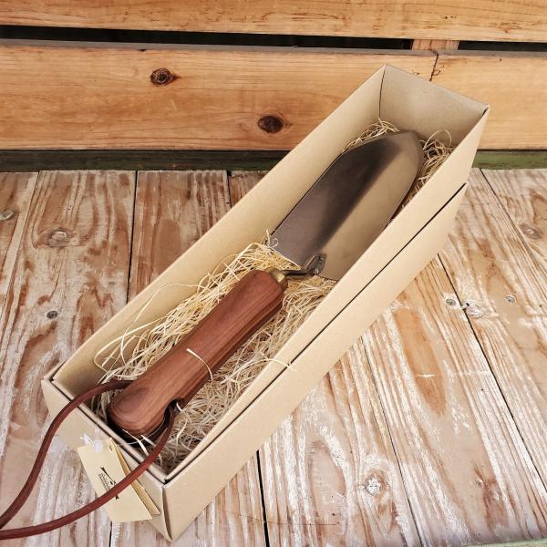 驚きの使いやすさ！！本格派ガーデニングツール穴掘りから根切りまで可能な本格仕様の「スコップ」です。硬度を上げたしっかりした刃で、穴掘りだけでなく根切り作業にも使えます。ガーデニング初心者からプロの方までお使いいただけます。ガーデニング好きの...